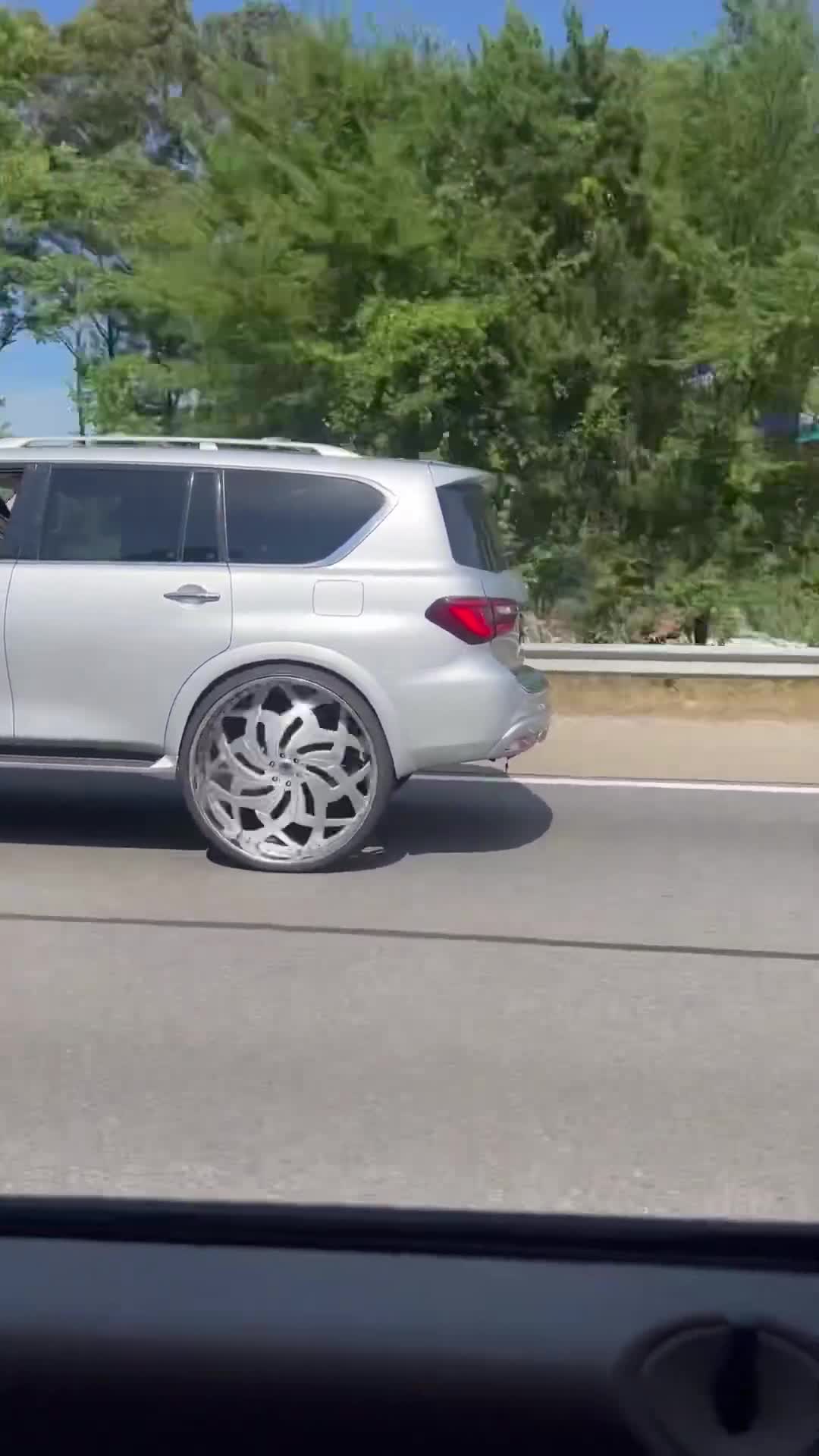 First ever Infiniti QX80 5.6 on 34’s Amani ridin thru traffic