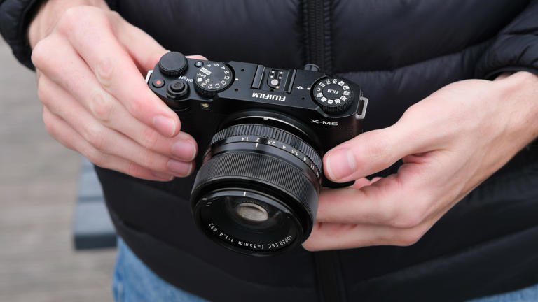This mirrorless beat out even the most popular compact camera – and it ...