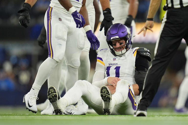 QB Carson Wentz endures painful night as Vikings fall to Chargers