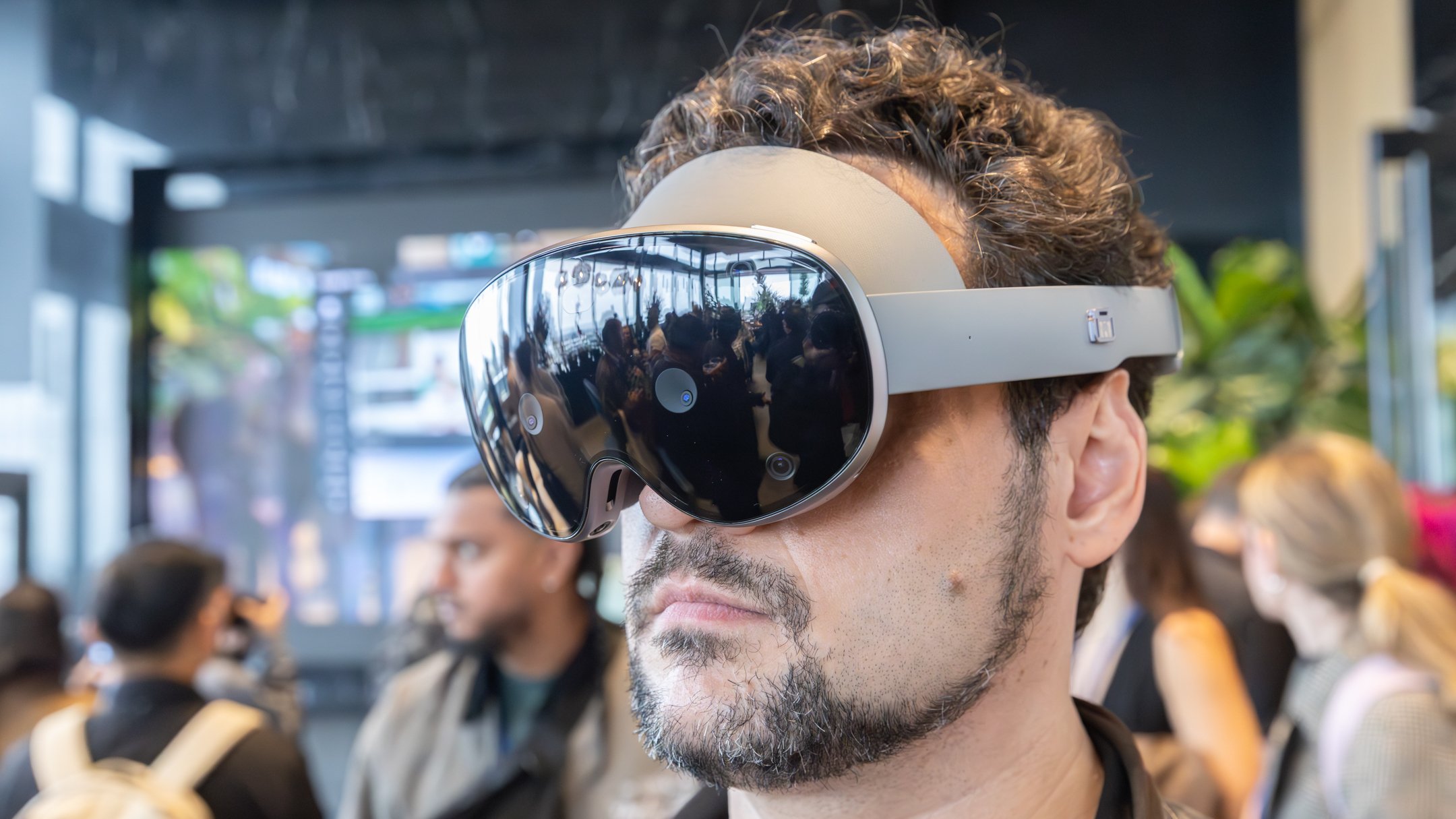 I Tried Samsung’s Galaxy XR, and It’s the First Mixed Reality Headset ...