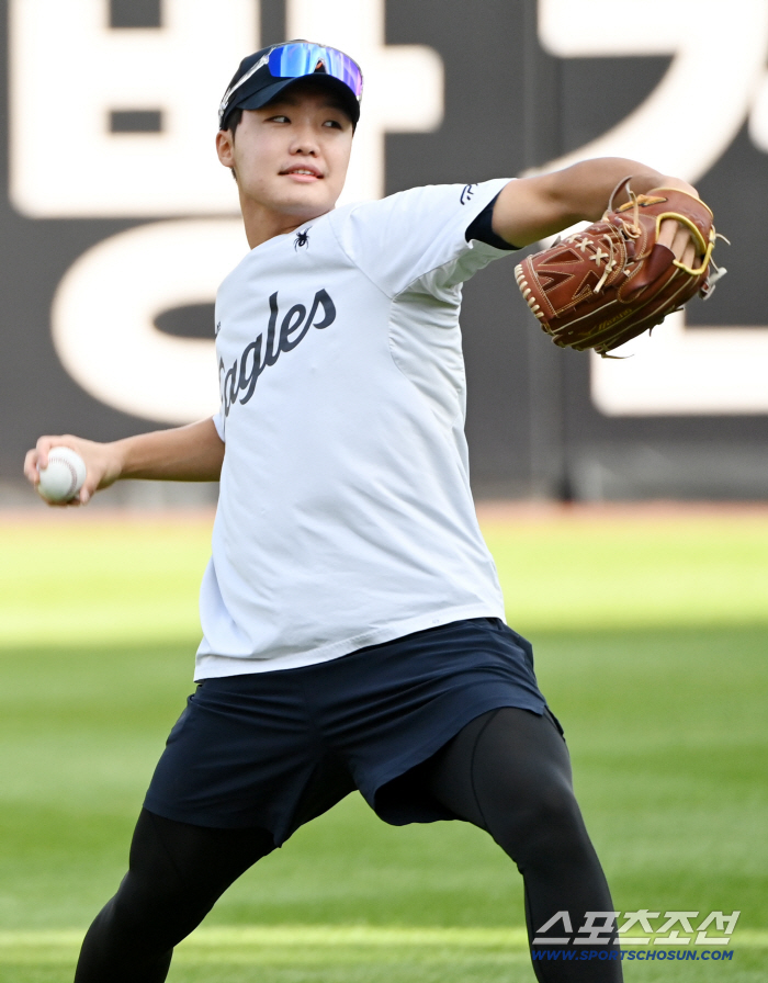 Jung Woo-ju, catch ball with a bright smile