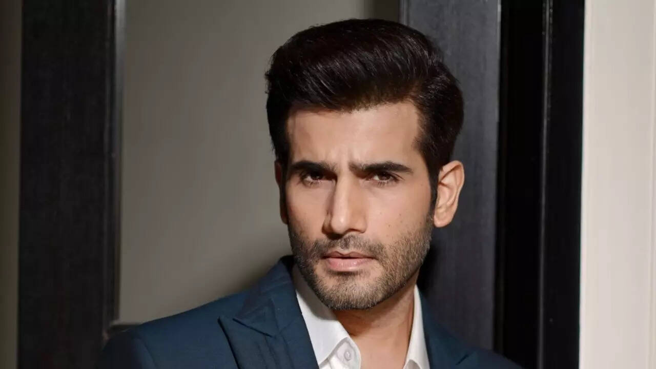 Karan Tacker reveals bringing girls home while staying with parents ...