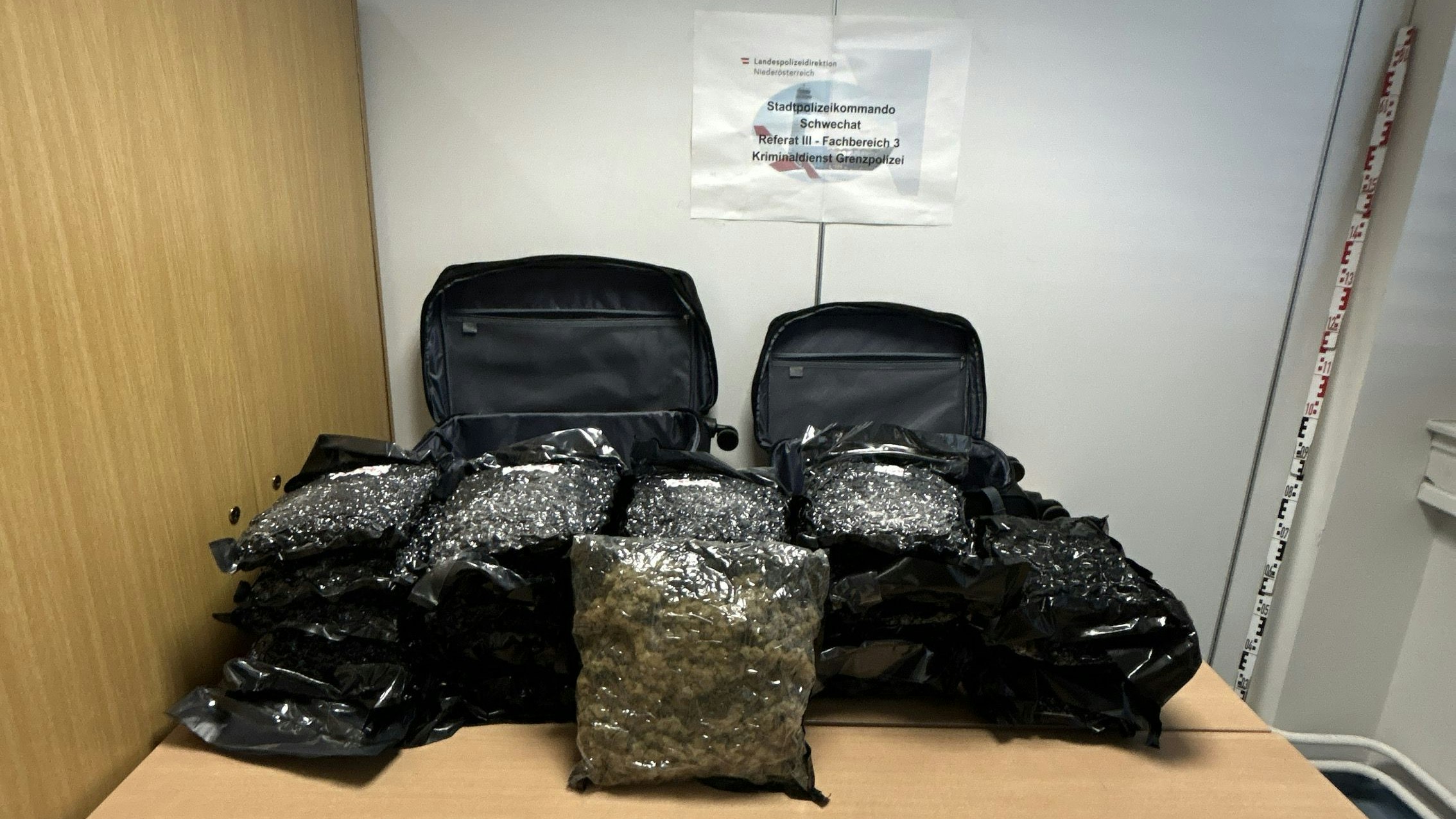 25 Kilo Cannabis! Mann will mit Drogen-Koffer verreisen