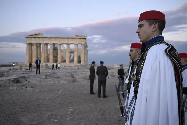 Γιατί κυματίζει η σημαία του ΟΗΕ στον βράχο της Ακρόπολης