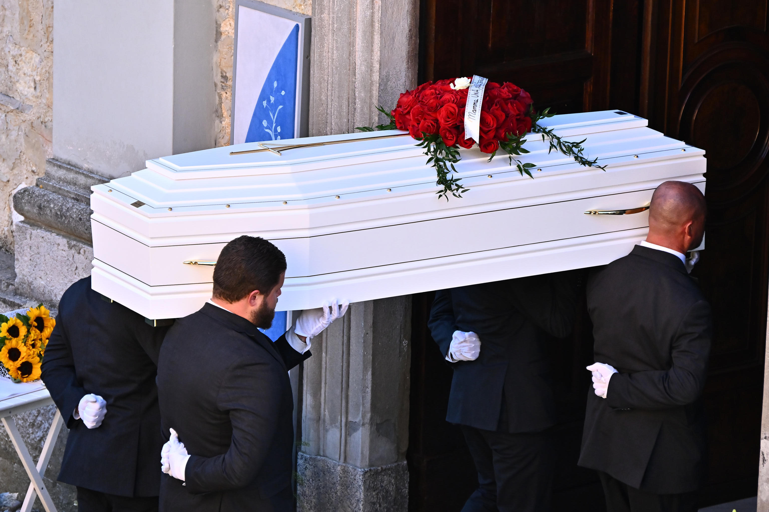 Chiesa piena a Strozza per l'ultimo saluto a Pamela Genini