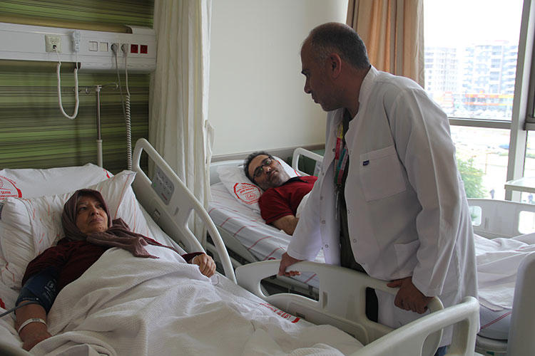 5 gün arayla kalp krizi geçiren anne ve oğlu aynı gün yapılan anjiyoyla ...