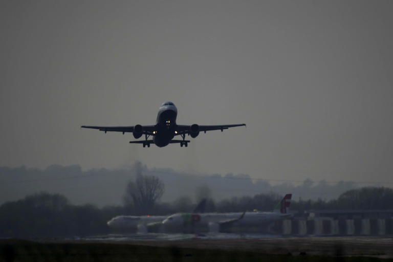 Heathrow 3rd runway: Ministers say planes eco-fuel goal may be missed