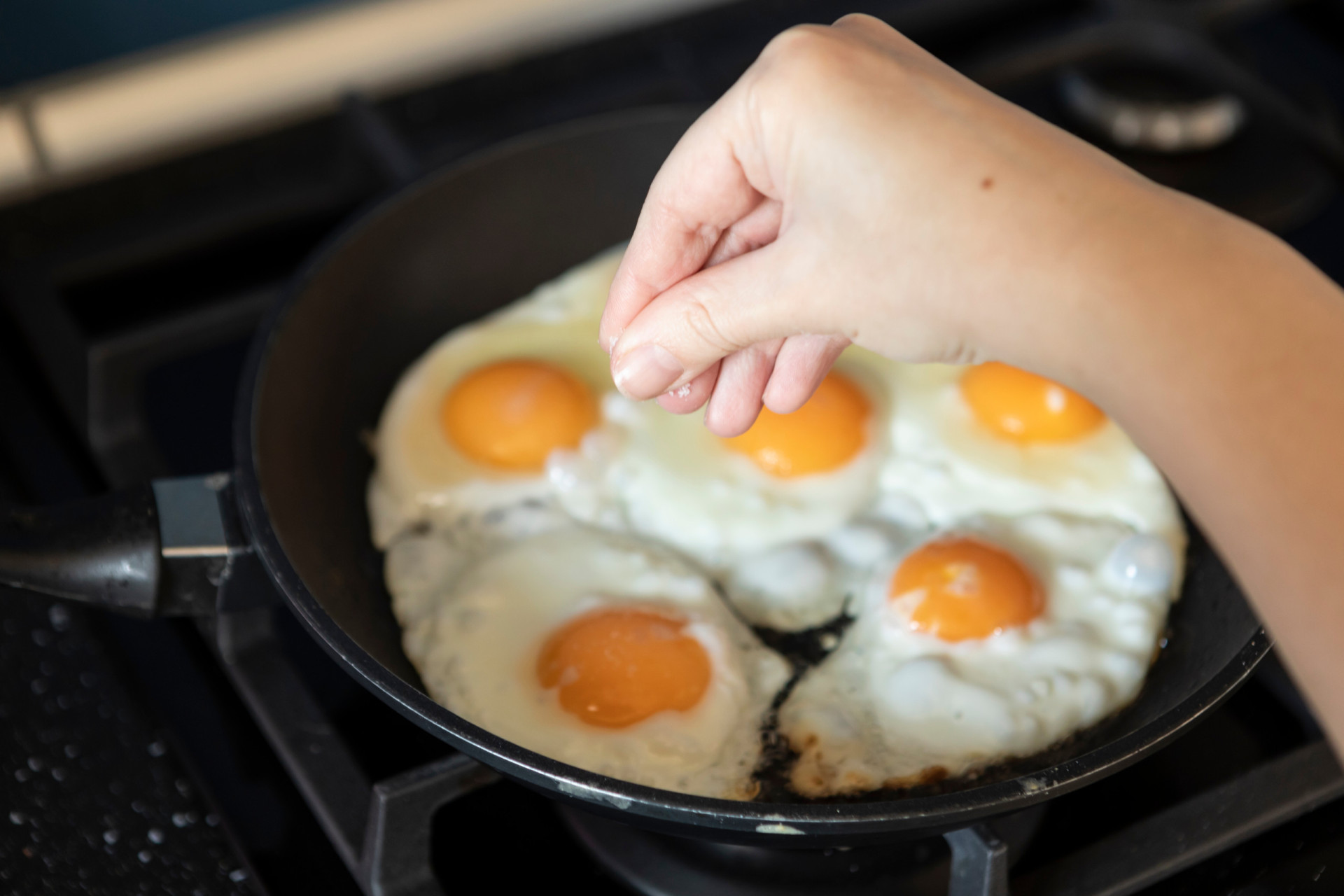 What happens to your body if you eat eggs every day?