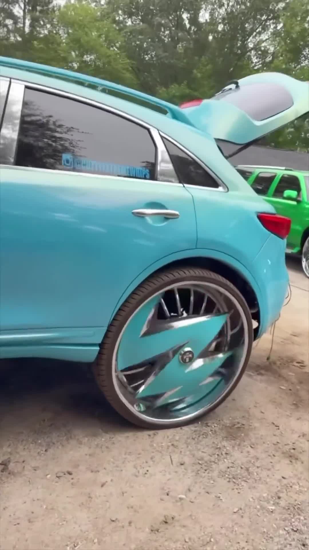 Cutty’s outrageous Infiniti FX on 32’s DUB floaters in the lab