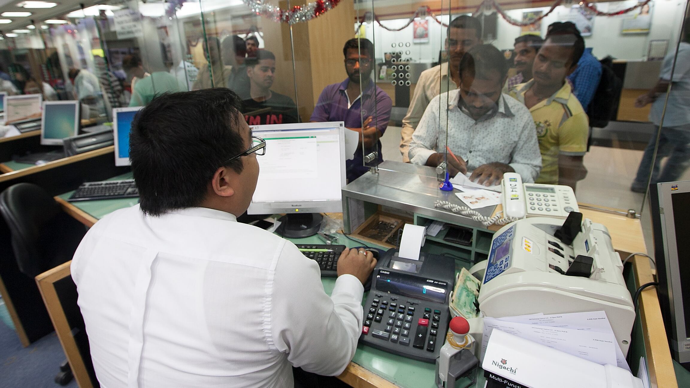 Indian expats in UAE urged to remit before rupee rebound