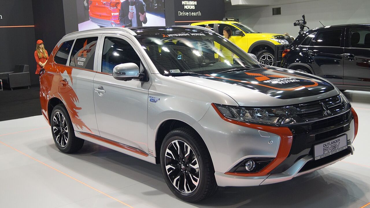 8 Hybrid crossovers compared side by side