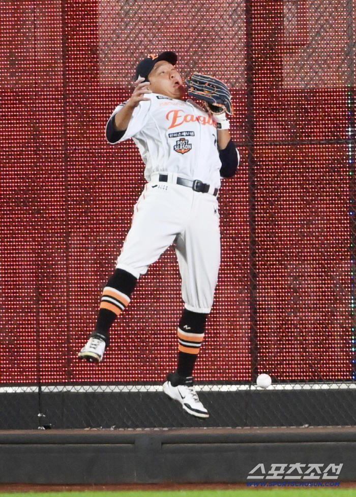 Kim Tae-yeon can't catch Lee Jae-hyun's ball