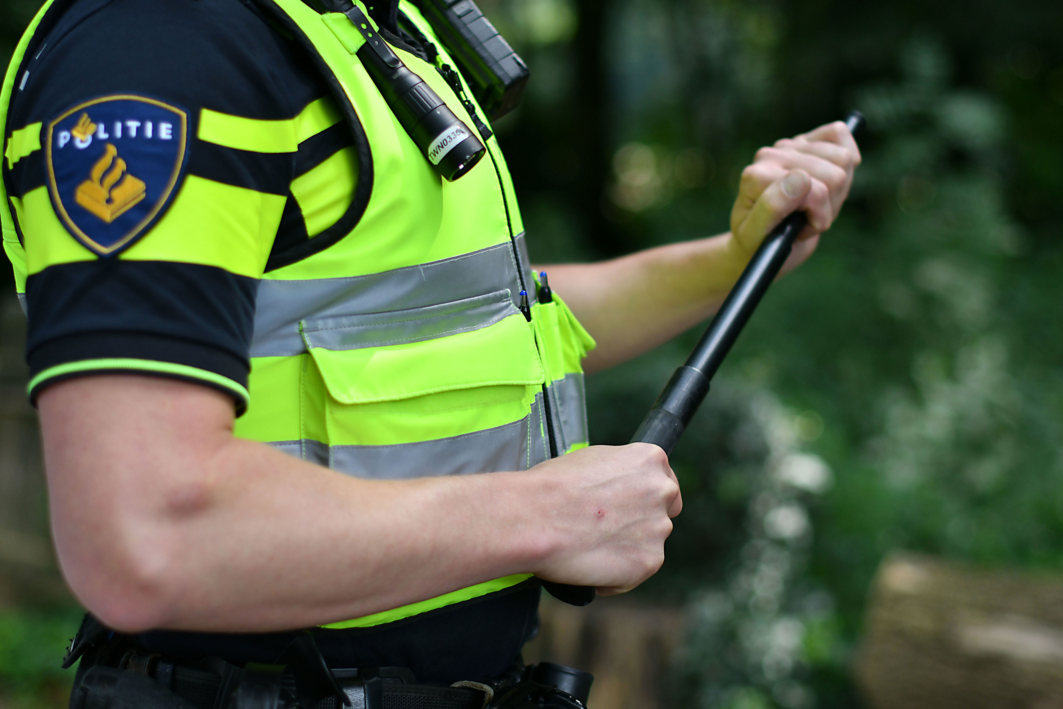 NS-medewerkers mogen wapenstok in gaan zetten: 'Onderzoeken of dit kan ...