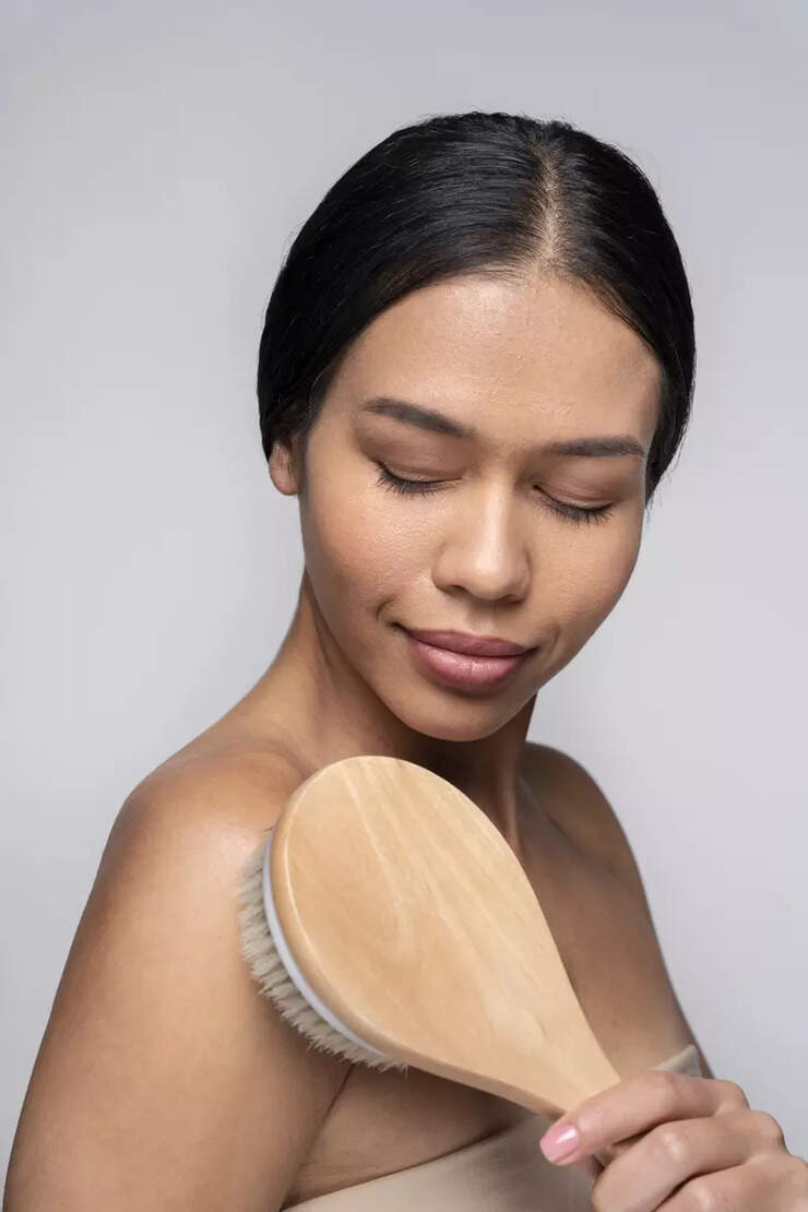 Is dry brushing a good idea during the summer months? Here’s what you ...