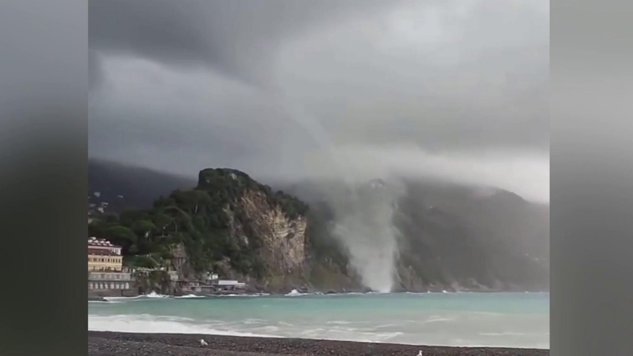 Tromba marina si forma davanti a Camogli: il vortice s’infrange sulla costa