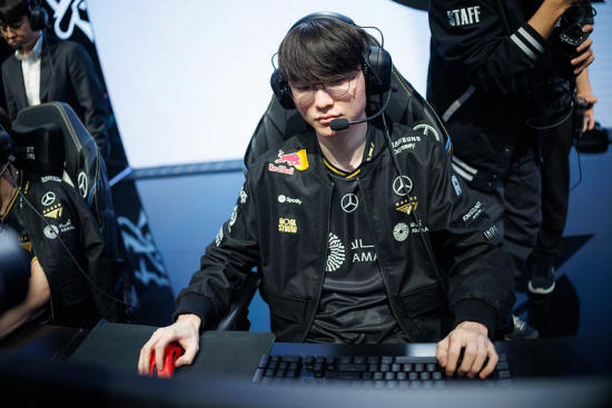 T1, 집중력으로 되살린 경기… 100T 제압하며 첫 세트 가져가 [롤드컵]