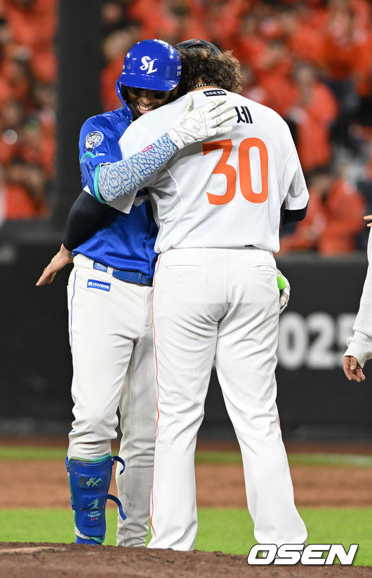 '폰세 투혼' 대단하네, 강습 타구 맞고도 웃었다…디아즈 사과의 포옹, MVP 경쟁자들의 아름다운 스포츠맨십 [PO5]