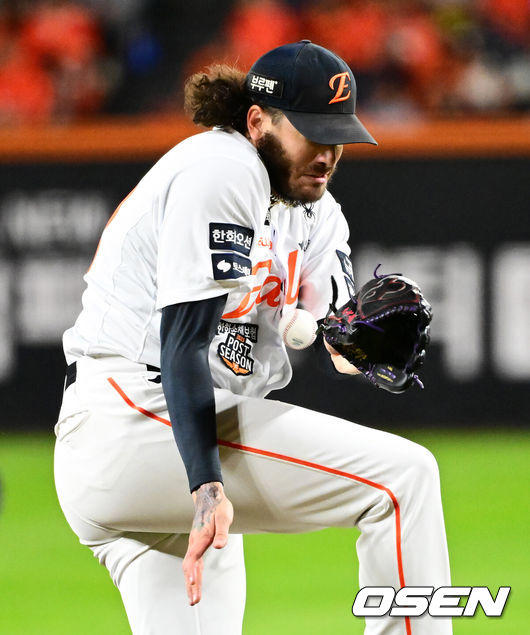 '폰세 투혼' 대단하네, 강습 타구 맞고도 웃었다…디아즈 사과의 포옹, MVP 경쟁자들의 아름다운 스포츠맨십 [PO5]