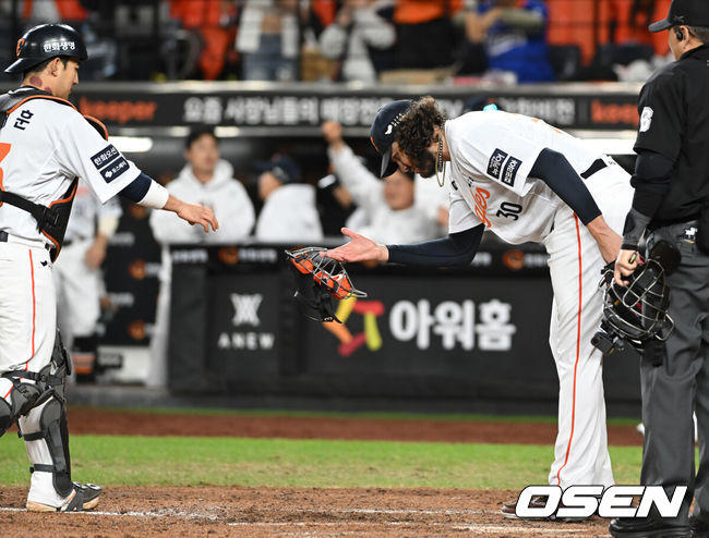 강습 타구 맞고도 멀쩡했다, 폰세 투혼이 한화 19년 만에 한국시리즈 이끄나…5이닝 9K 1실점 '삼성에 설욕' [PO5]