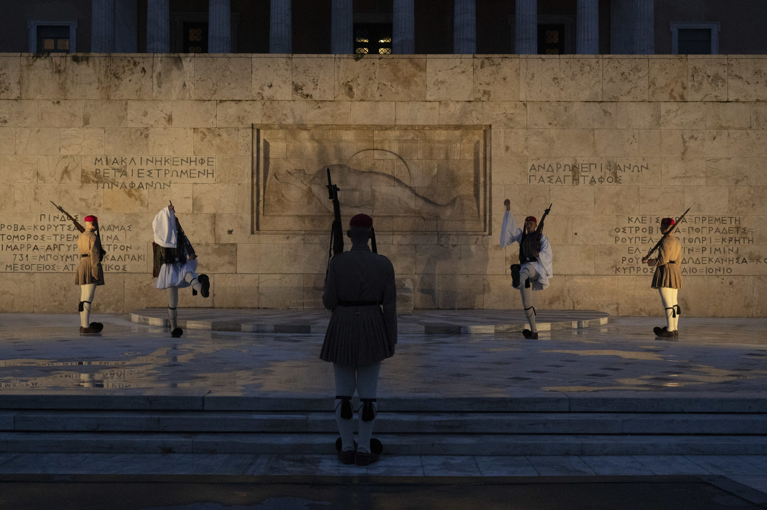 Μνημείο Αγνώστου Στρατιώτη: «Πόλεμος» ανακοινώσεων Δένδια και Δούκα ...