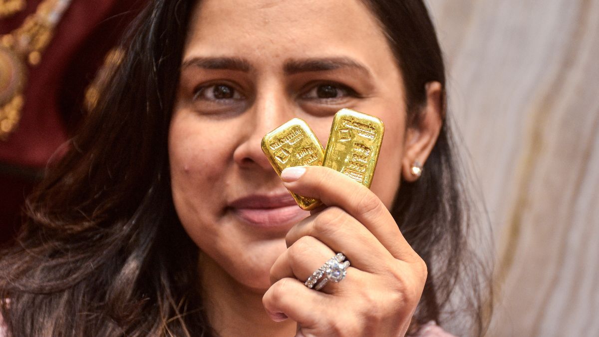 Gold Loses Its Glitter As Prices Slide, Check Gold Rates Today In Delhi ...