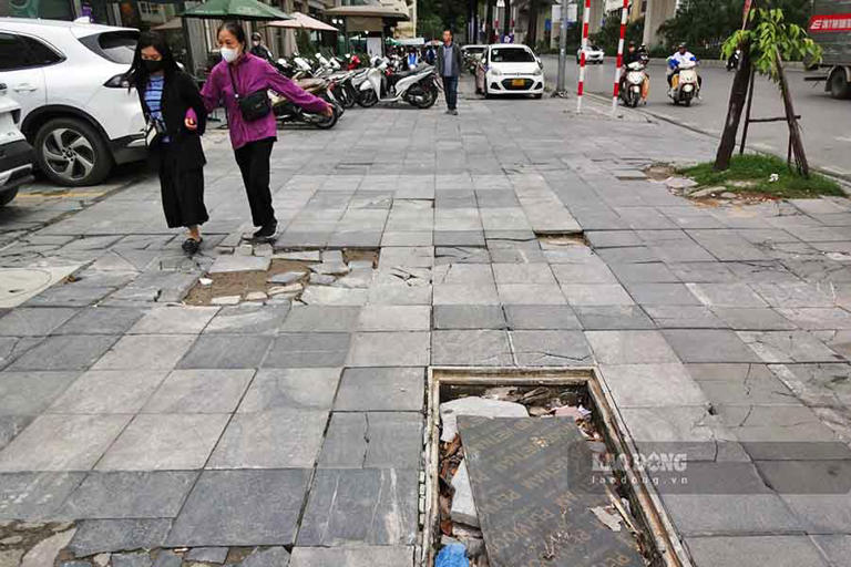 Đá lát vỉa hè ở Hà Nội nhiều nơi vỡ vụn, lún nứt