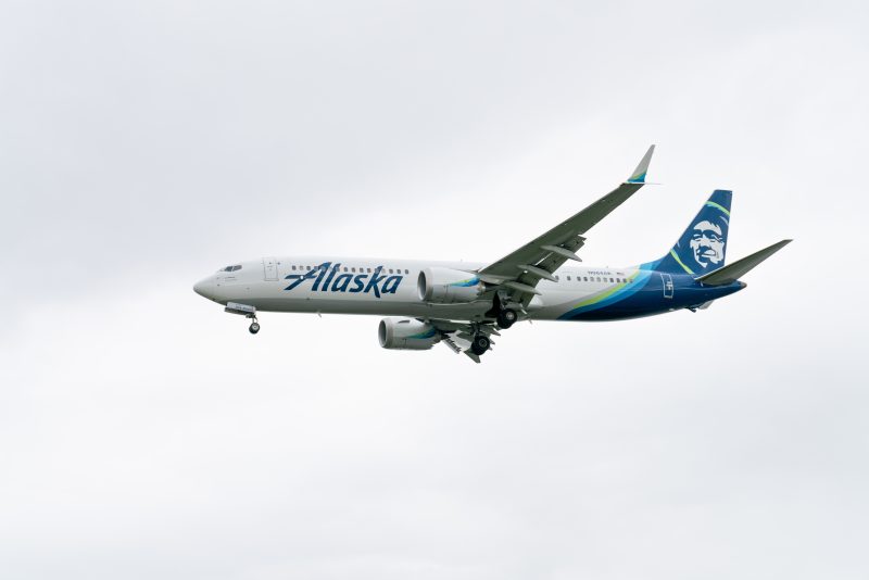 Boeing and Alaska Airlines announce large plane order