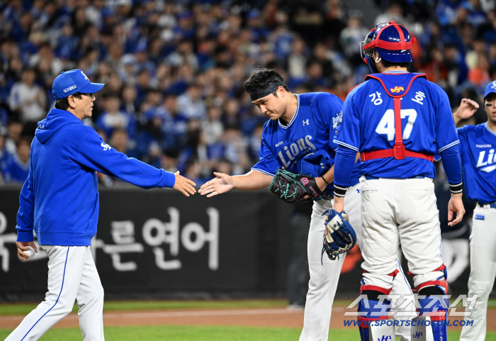 Choi Won-tae shakes hands with pitching coach Choi Il-eon did his best