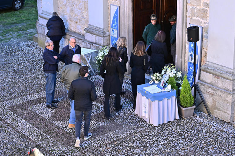 Chiesa piena a Strozza per l'ultimo saluto a Pamela Genini