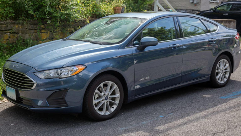 10 Best hybrid cars for long daily commutes