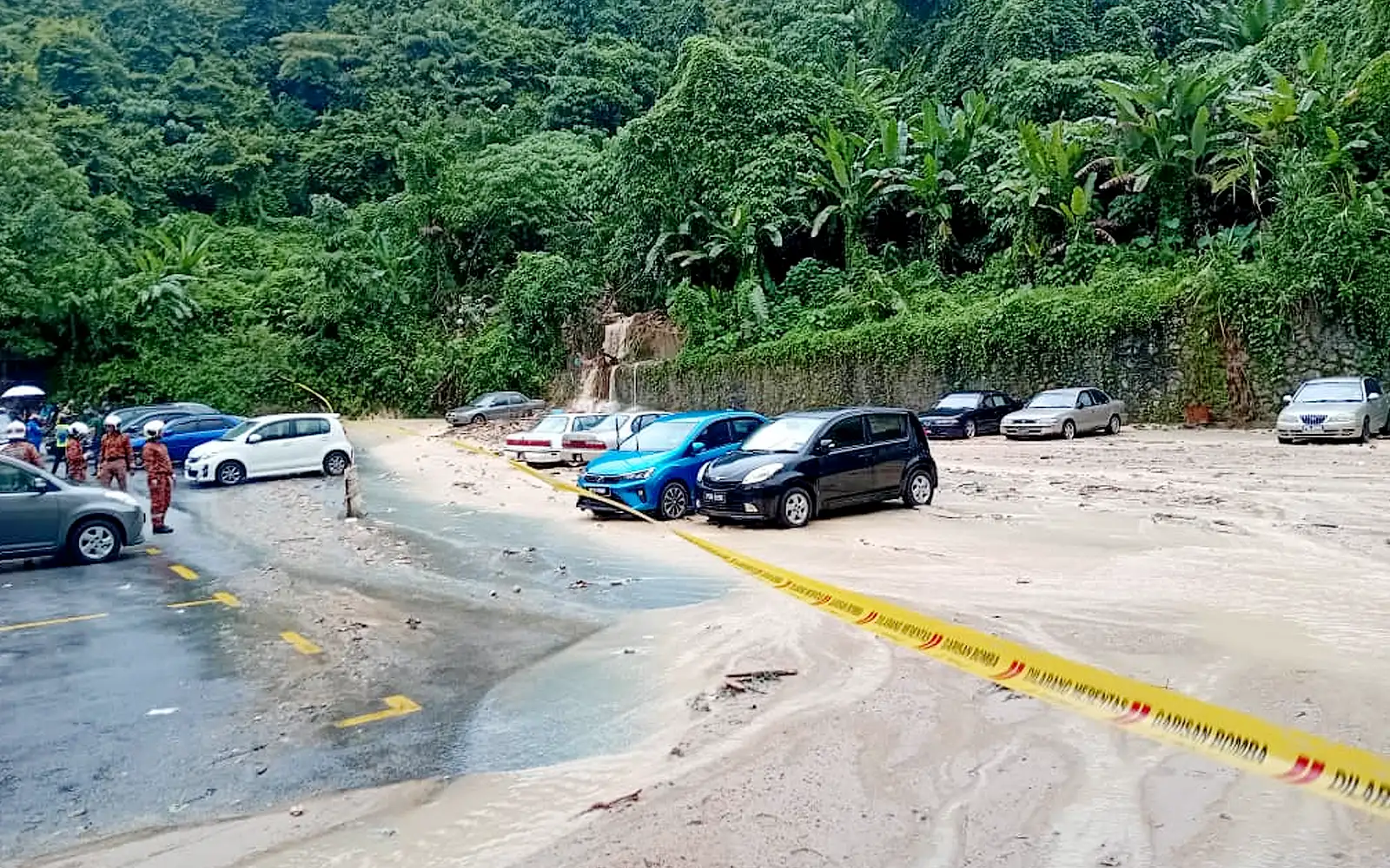 Mudslide hits supermart car park at Paya Terubong