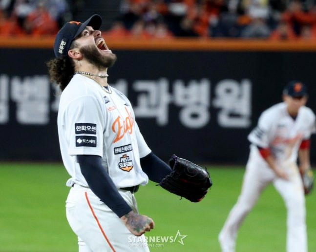 한화 21세기 첫 한국시리즈 우승 도전! '대전에서 19년 만의 KS 열린다' LG와 최초 맞대결 성사 [PO5 현장리뷰]