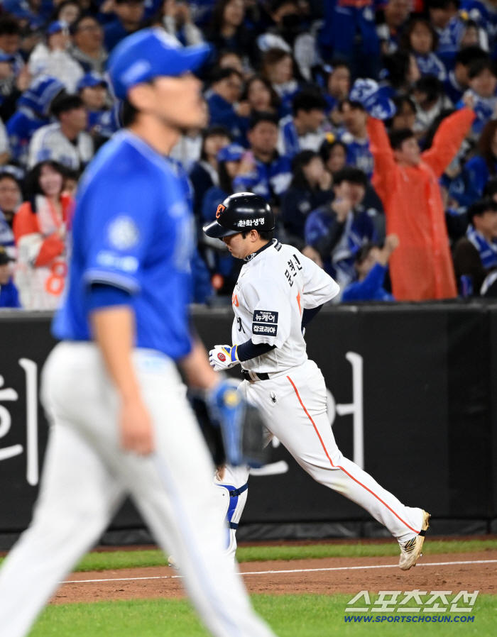 LG, come out! Let's go to KS!Moon Hyunbin did it. A wedge-shaped two-run shot explodes.