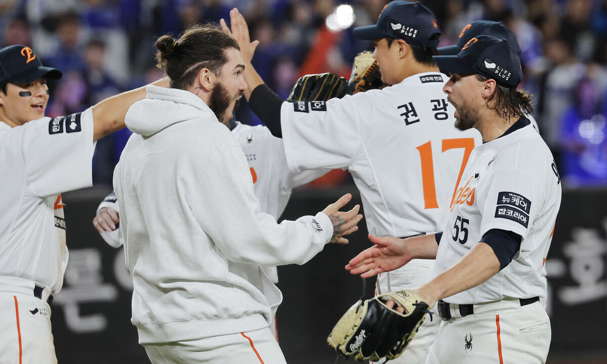 프로야구 한화, 19년 만에 한국시리즈 진출…PO MVP는 문동주