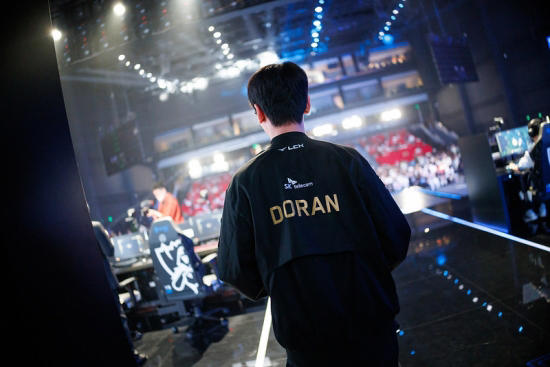 T1, 완성도 높아진 밴픽으로 100T 완파… 2:0 승리로 5라운드 진출 [롤드컵] (종합)