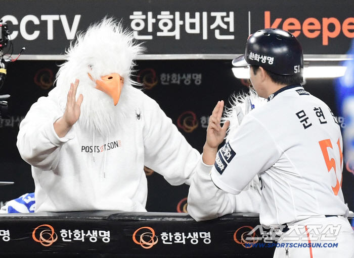 LG, come out! Let's go to KS!Moon Hyunbin did it. A wedge-shaped two-run shot explodes.