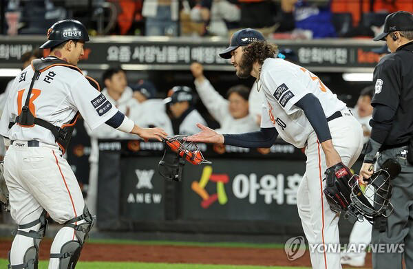 ‘한화 KS 보내줄게!’... ‘독수리 에이스’ 폰세, 5이닝 1실점 9K 호투[PO5]