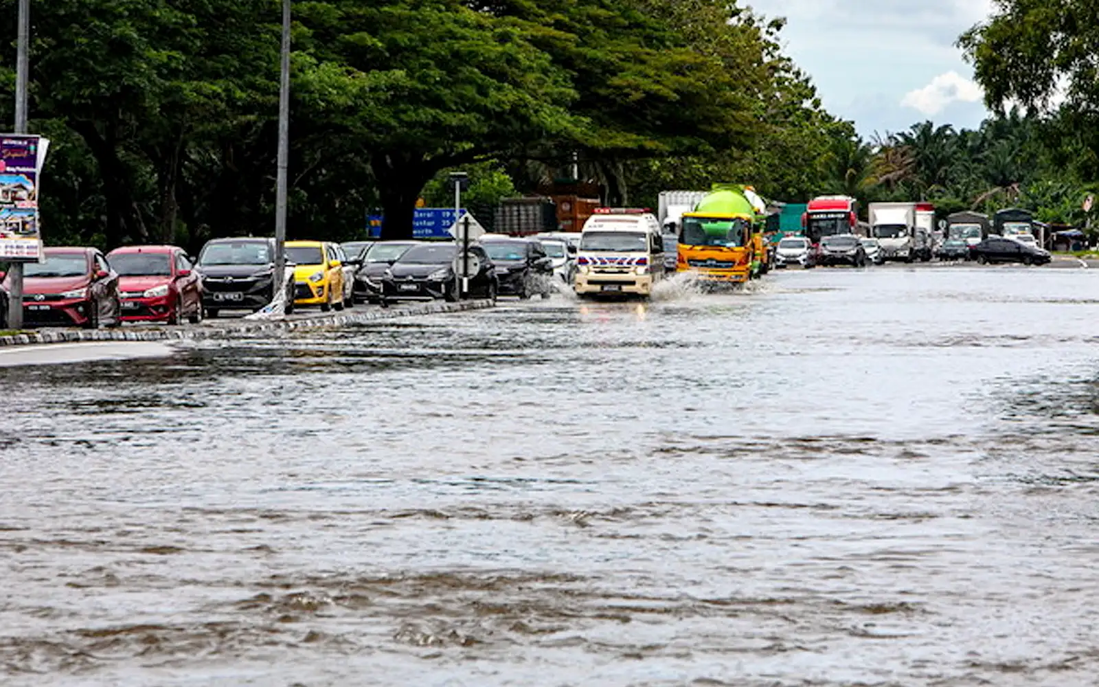 More than 4,000 flee floods in three states
