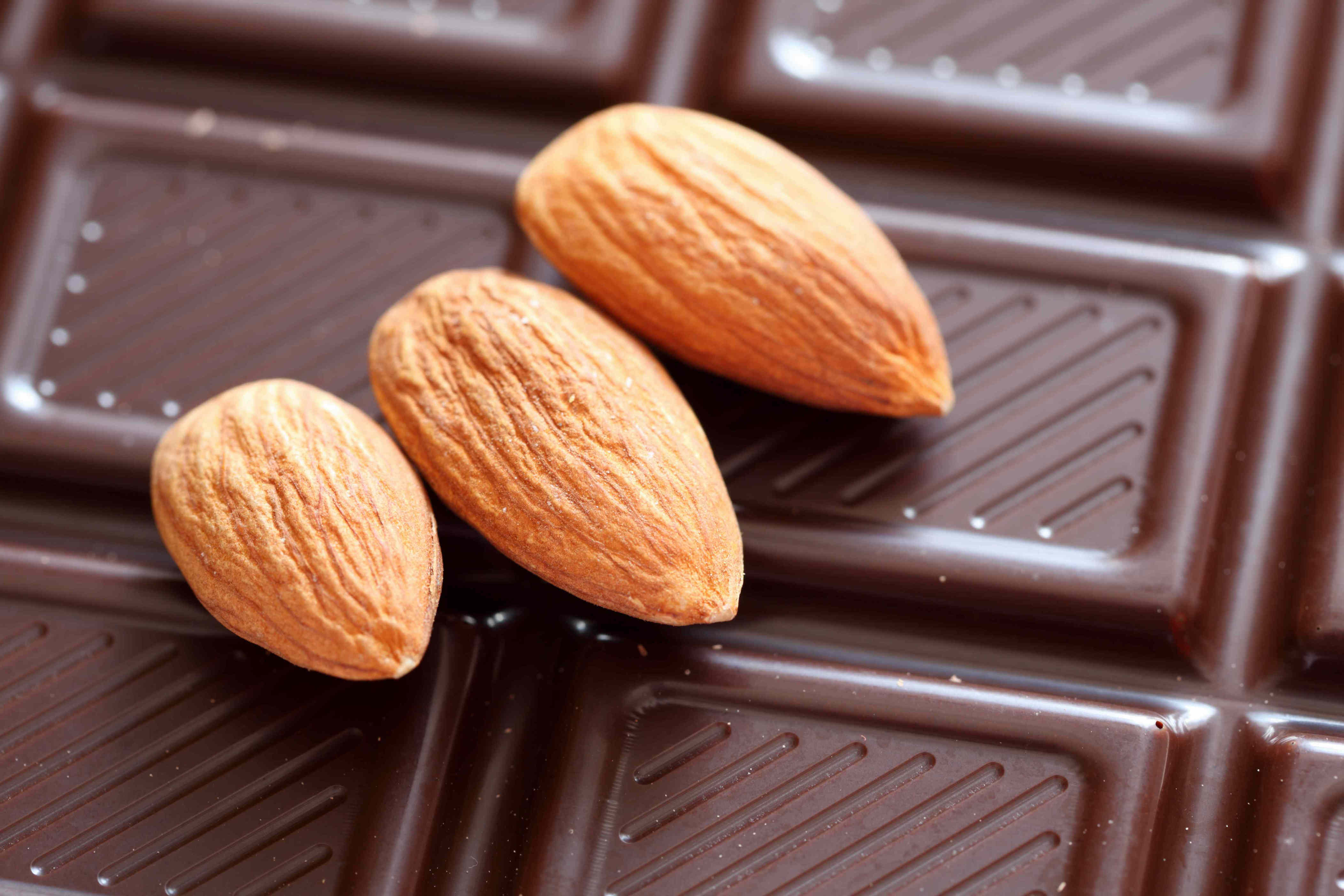 What happens to your cholesterol when you combine almonds and dark ...