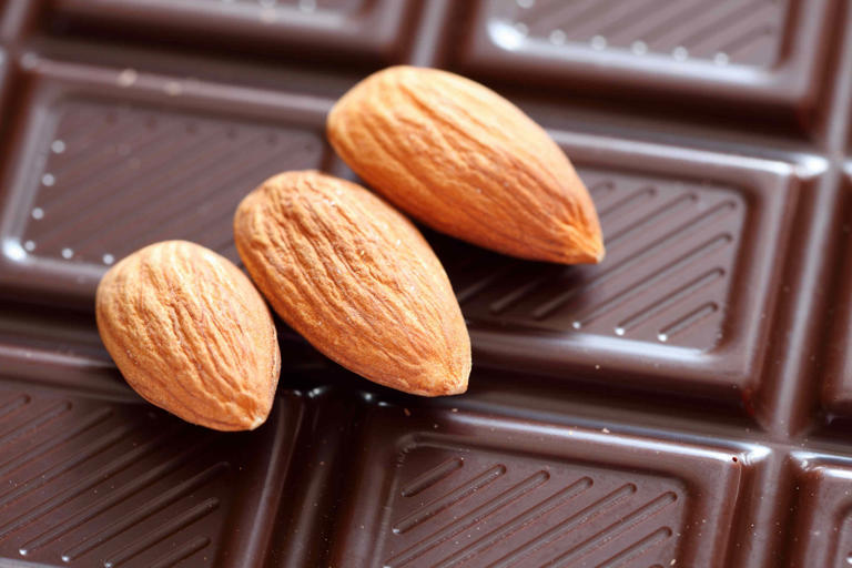 What Happens to Your Heart Health When You Combine Almonds and Dark ...