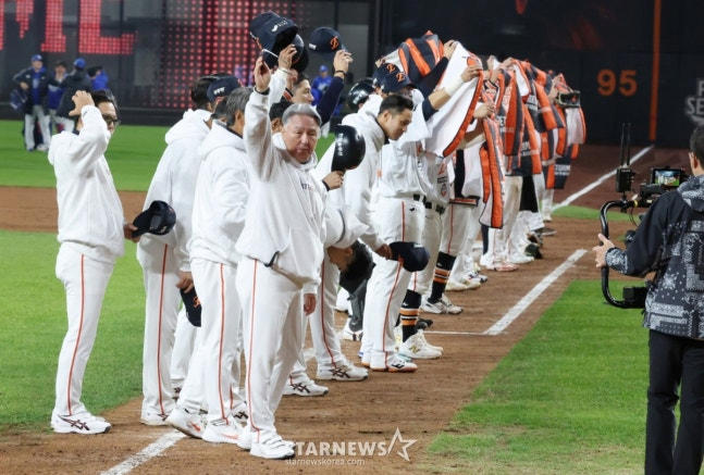"문동주 불펜 던지면, KS 희망 없다" 김경문 감독 전격 예고, 이젠 '선발 MOON'만 볼 수 있다 [PO5 현장인터뷰]