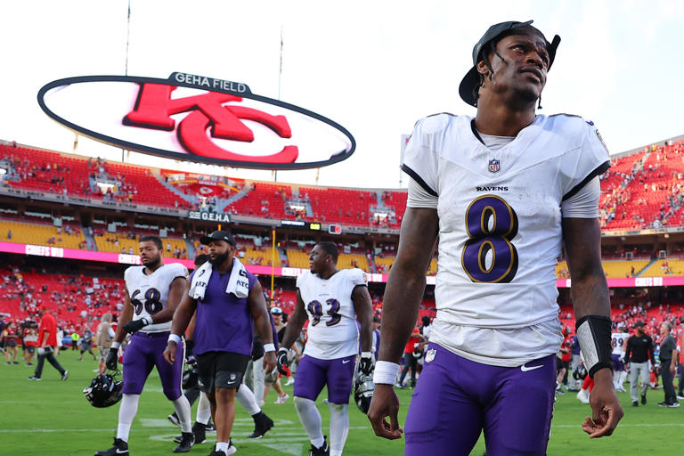 Injured Lamar Jackson grabs dinner at Lake Worth food truck in viral TikTok