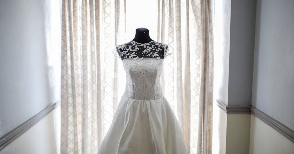 Reddit Users Call Out A Woman When She Called Her Friends Wedding Dress ...