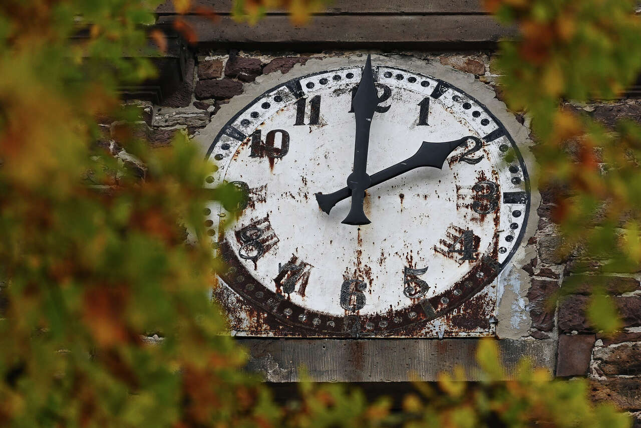 Clock will 'fall back' an hour as daylight saving time ends next weekend