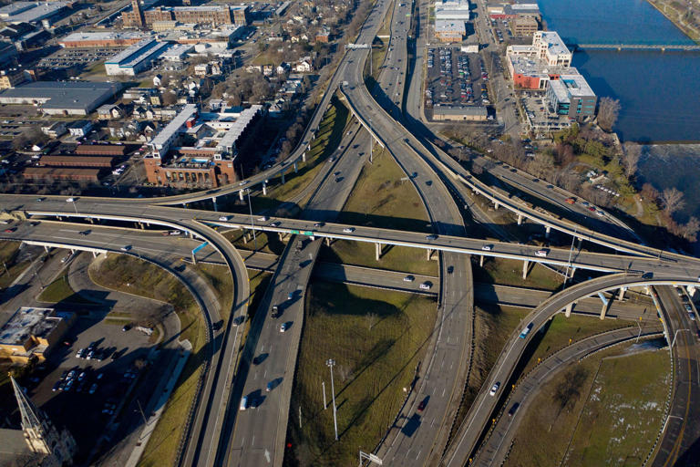 Busy Grand Rapids highway to close this weekend