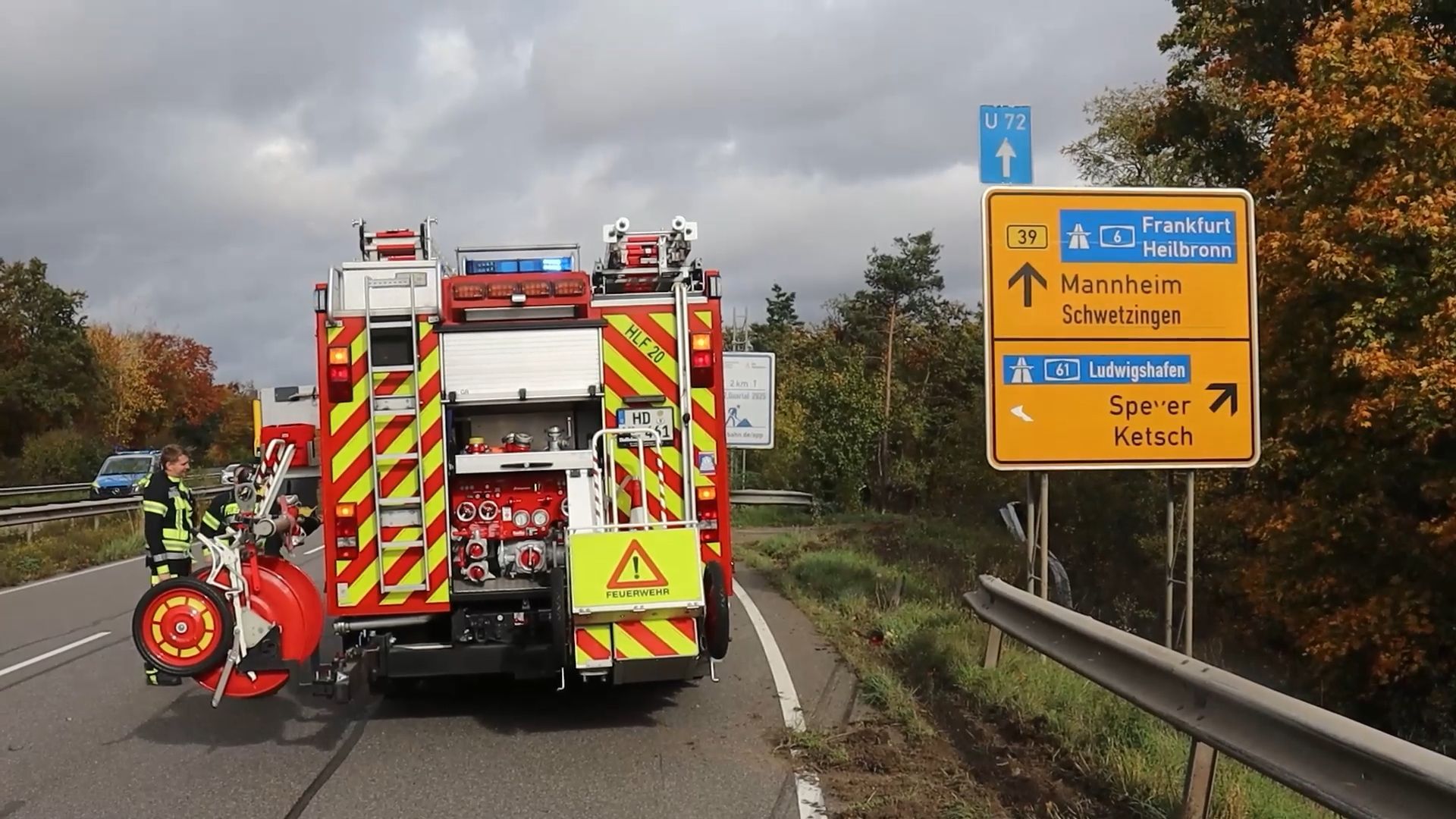 Mercedes AMG fliegt 60 Meter in die Böschung