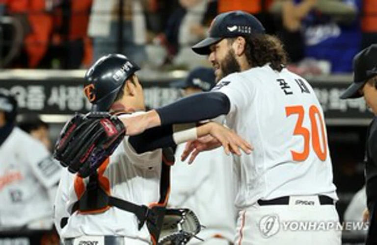 한화, 19년만에 한국시리즈 진출…PO MVP는 문동주