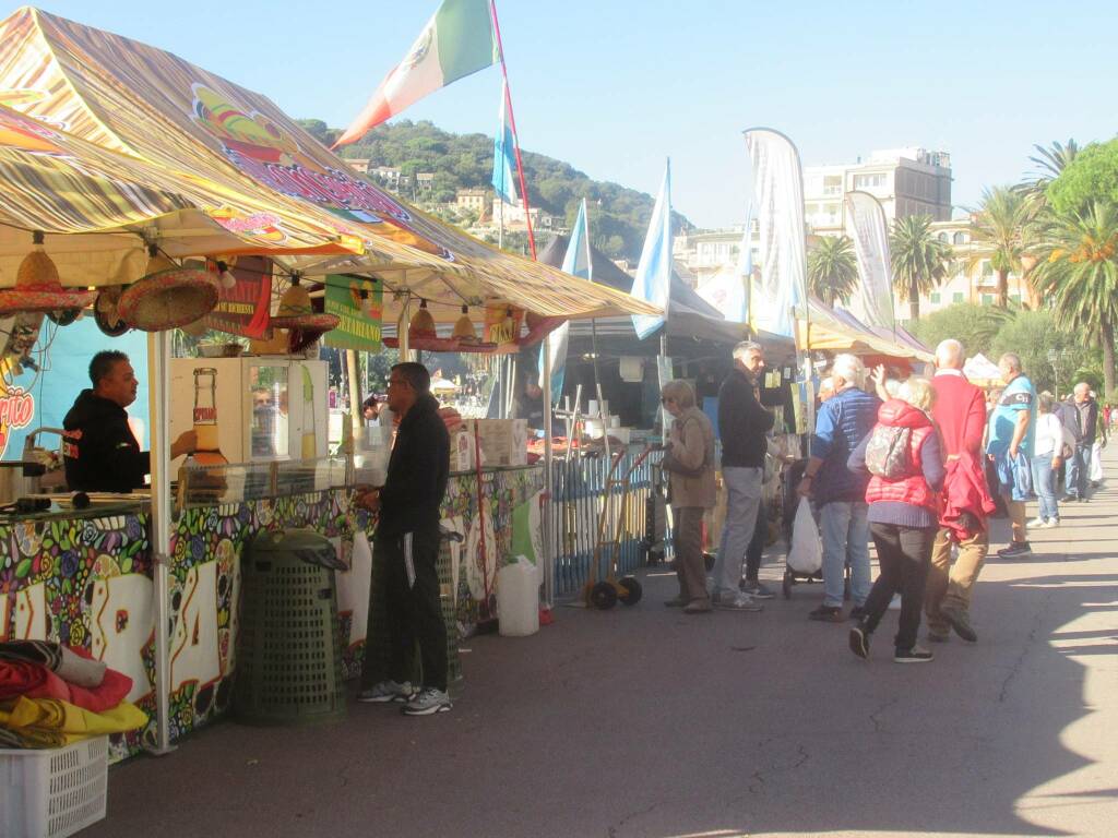Rapallo: ambulanti sul lungomare, offrono cibi internazionali