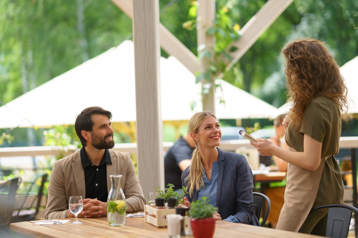 Les gens qui engagent facilement la conversation avec les serveurs et ...