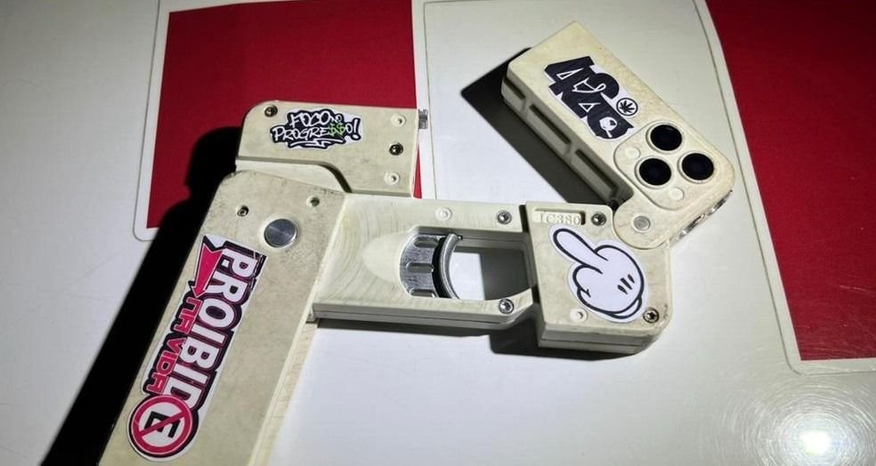 iPhone 38: polícia de SP apreende celular que vira arma de fogo